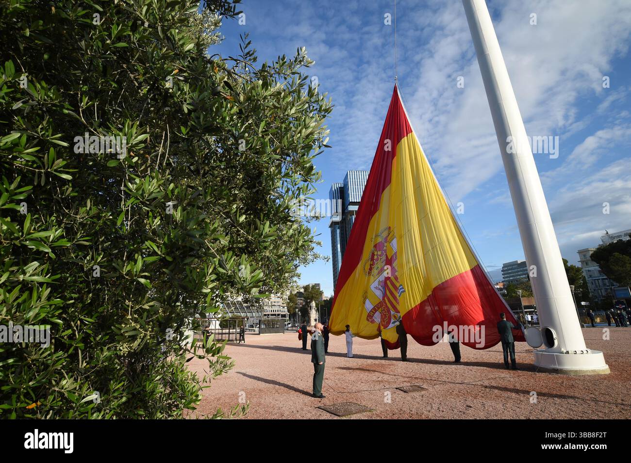 Agents of the Guardia Civil and the Army during the solemn flag raising ...
