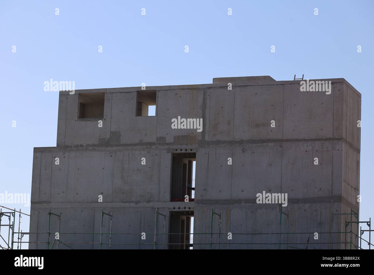 Construction scaffolding on side building hi-res stock photography and ...