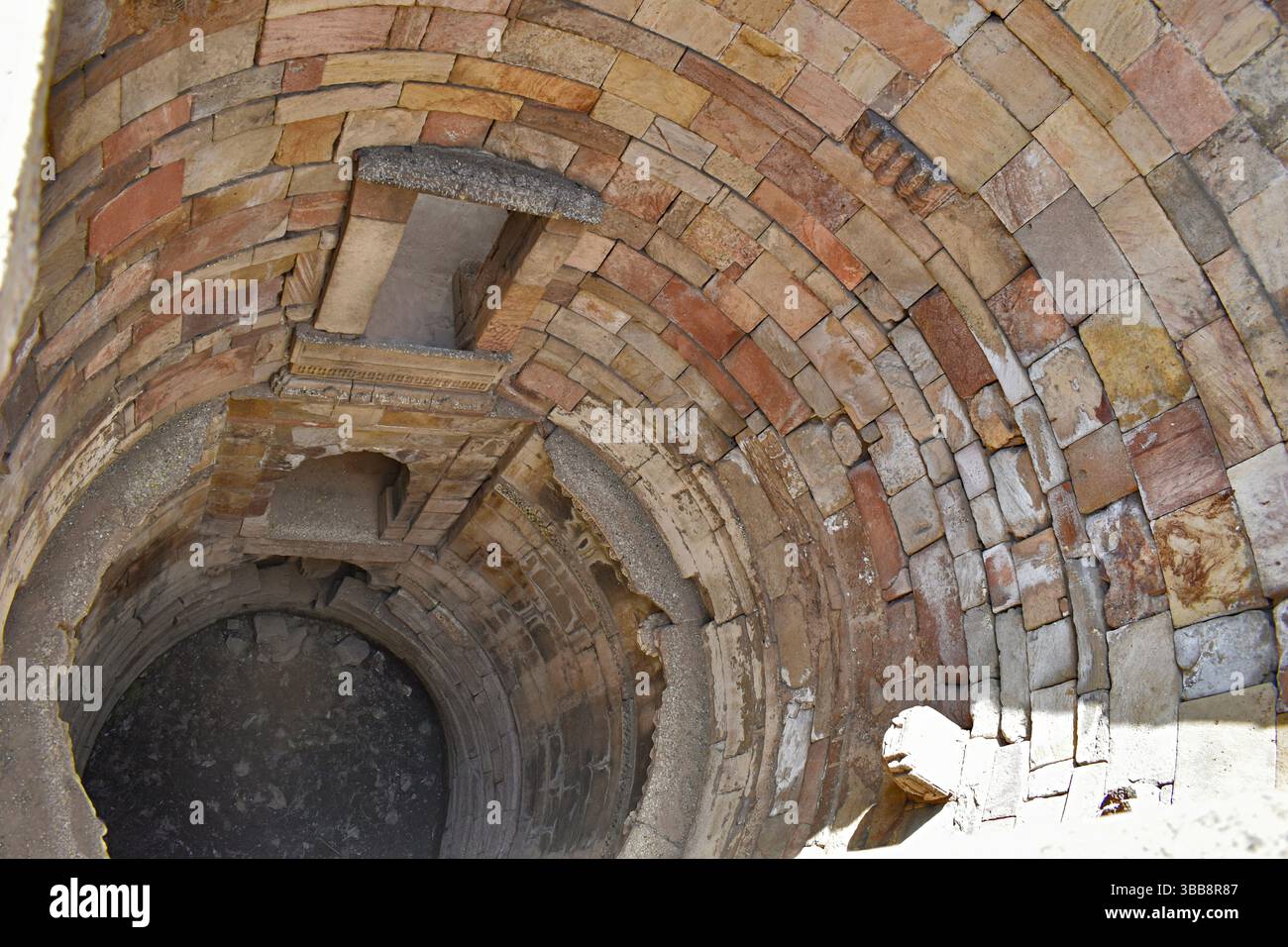 Jethabhai's Stepwell or Jethabhai ni Vav, an ancient water harvesting ...