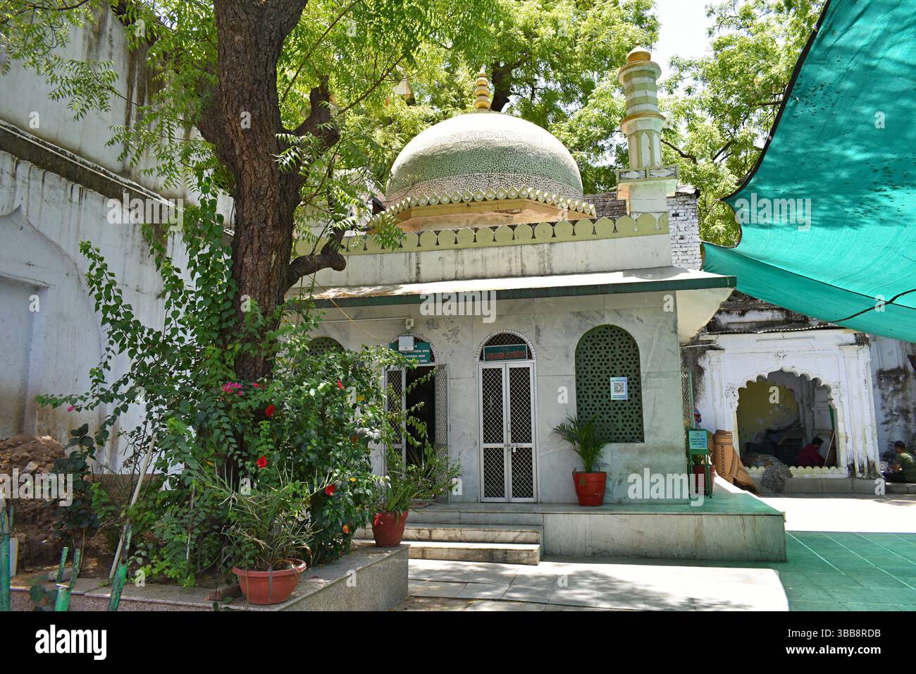 The tomb within Shah Wajeehuddeen Alvi Gujarati Dargah's compound in ...