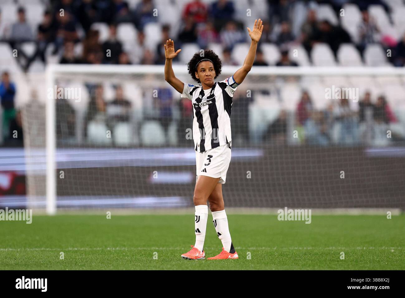Sara Gama of Juventus Fc leaves the field and announces her retirement ...