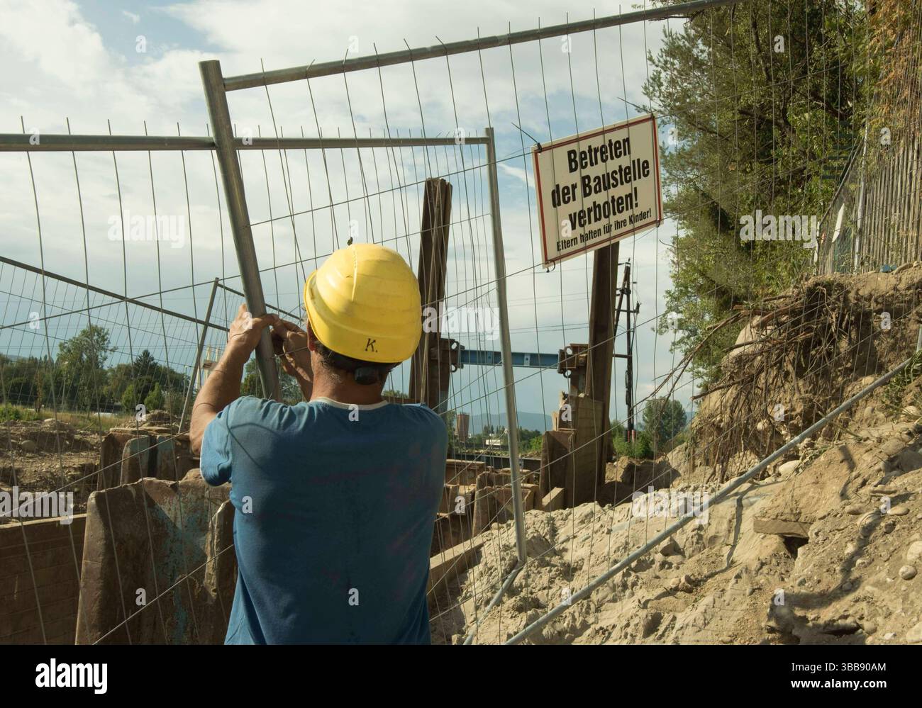 no trespassing sign at construction site, forbidden to enter premises ...