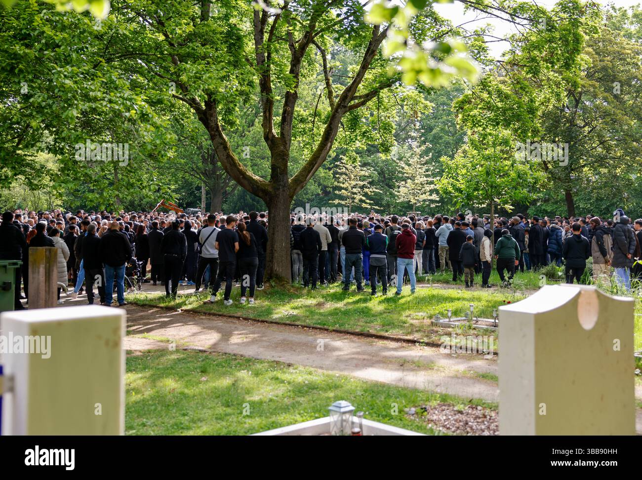 Bonn, Germany. 15th May, 2025. Numerous mourners attend the funeral of ...