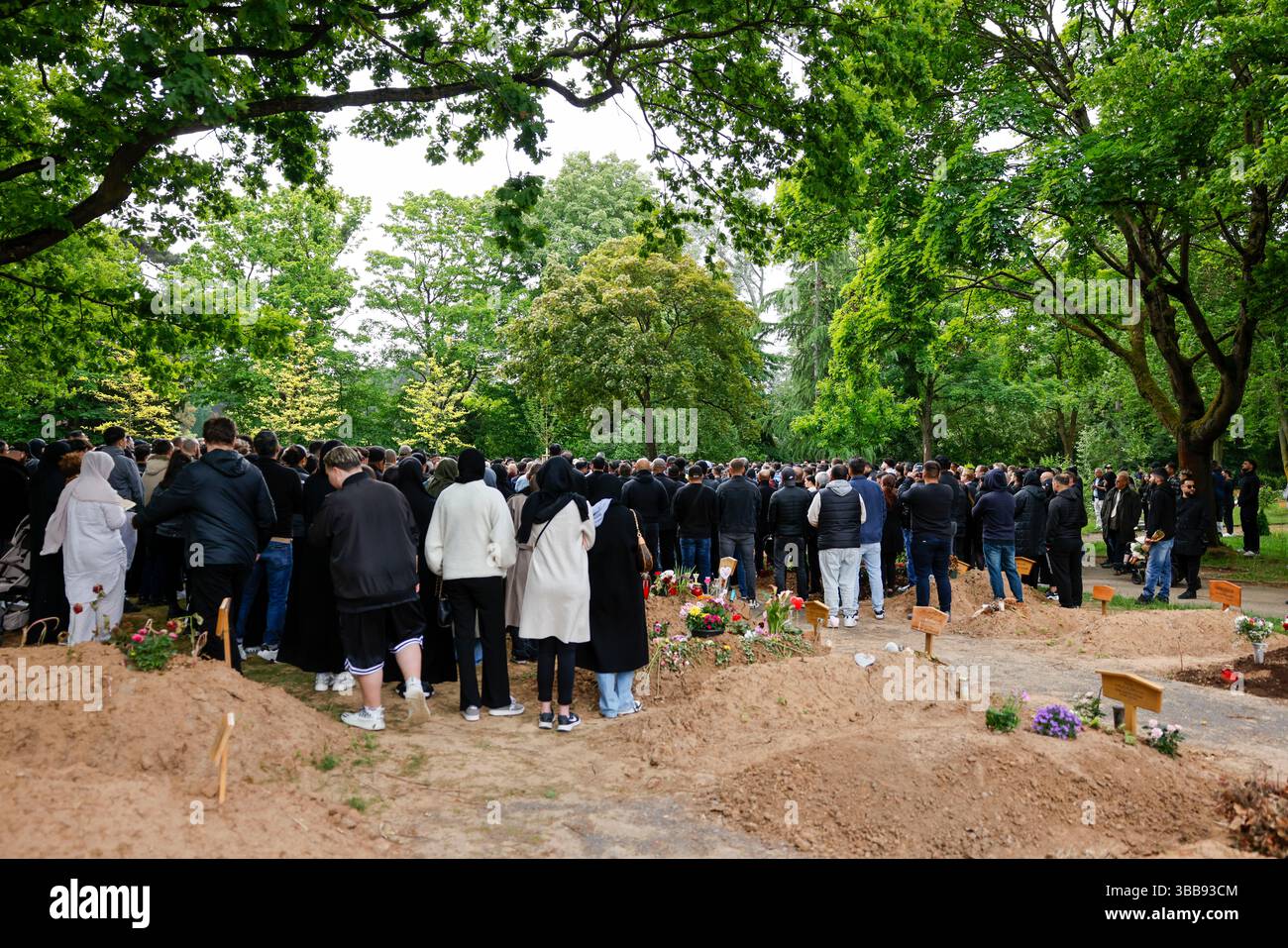 15 May 2025, North Rhine-Westphalia, Bonn: Numerous mourners attend the ...