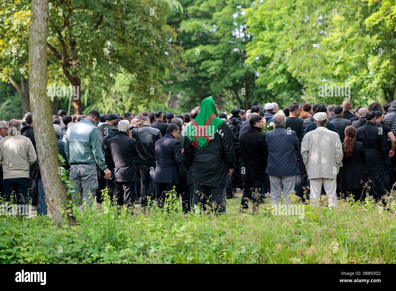 15 May 2025, North Rhine-Westphalia, Bonn: Numerous mourners attend the ...