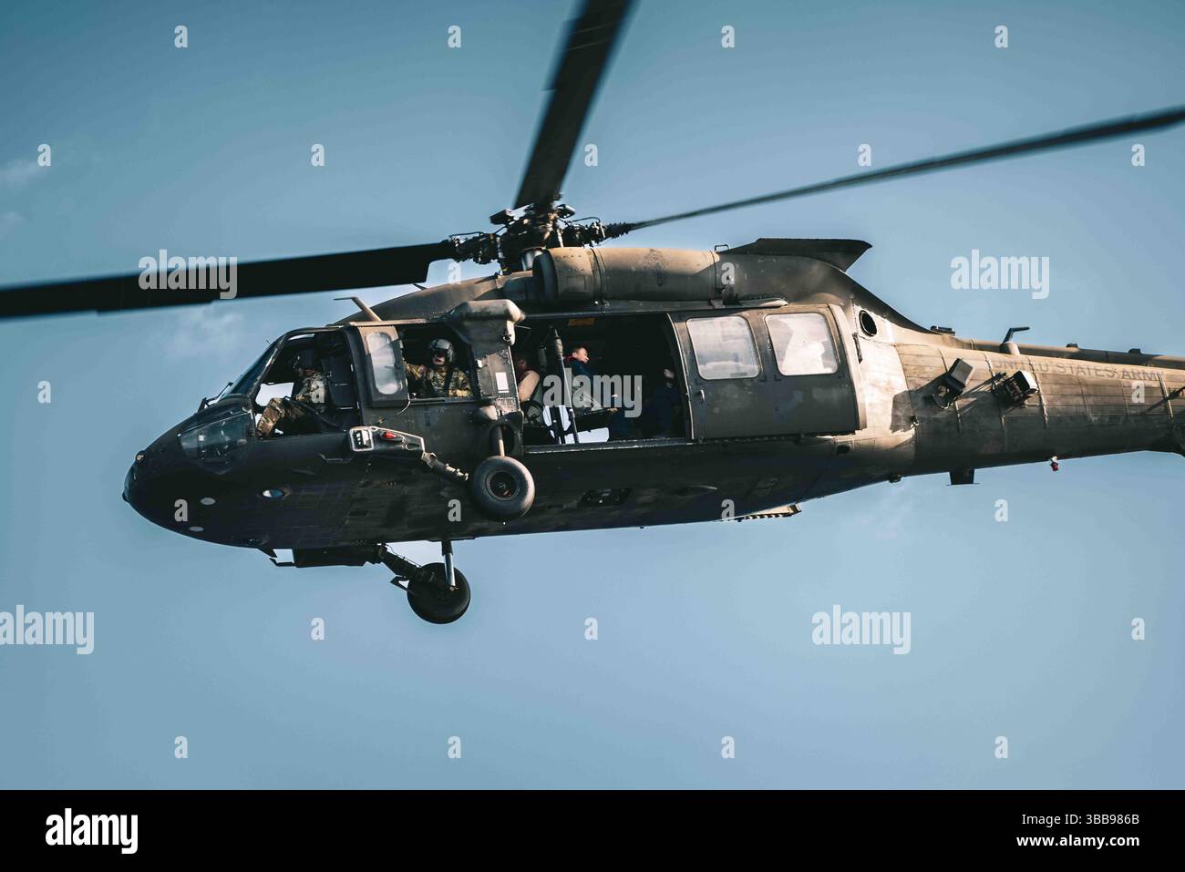 U.S. Army Soldiers assigned to 2nd Battalion, 25th Aviation Regiment ...