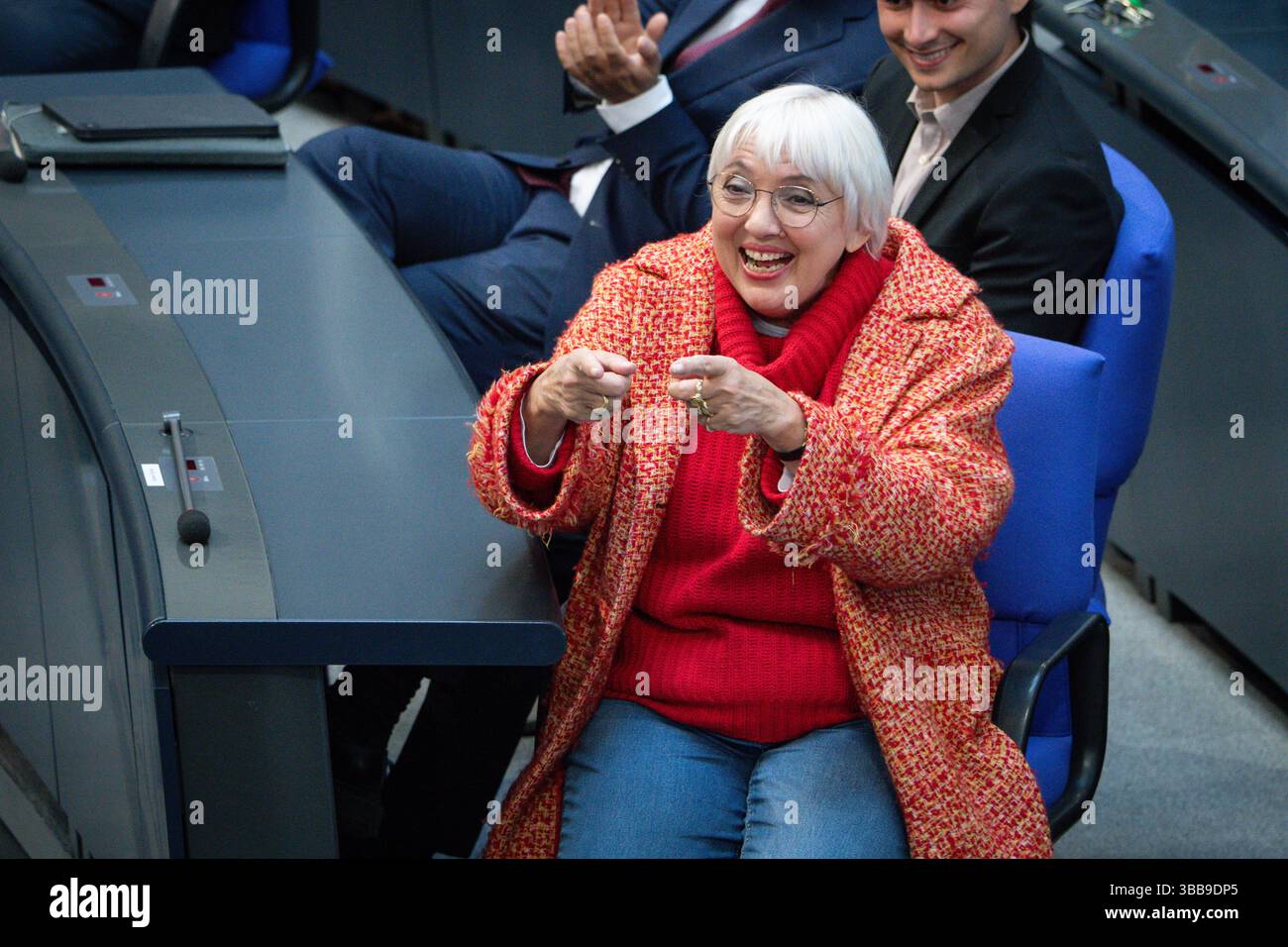 Deutscher Bundestag, 4. Plenarsitzung Claudia Roth Gruene im Plenum bei ...
