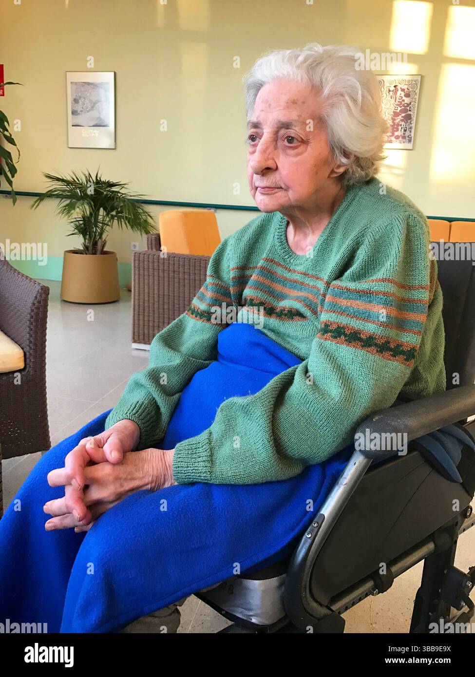 Old lady in nursing hi-res stock photography and images - Alamy