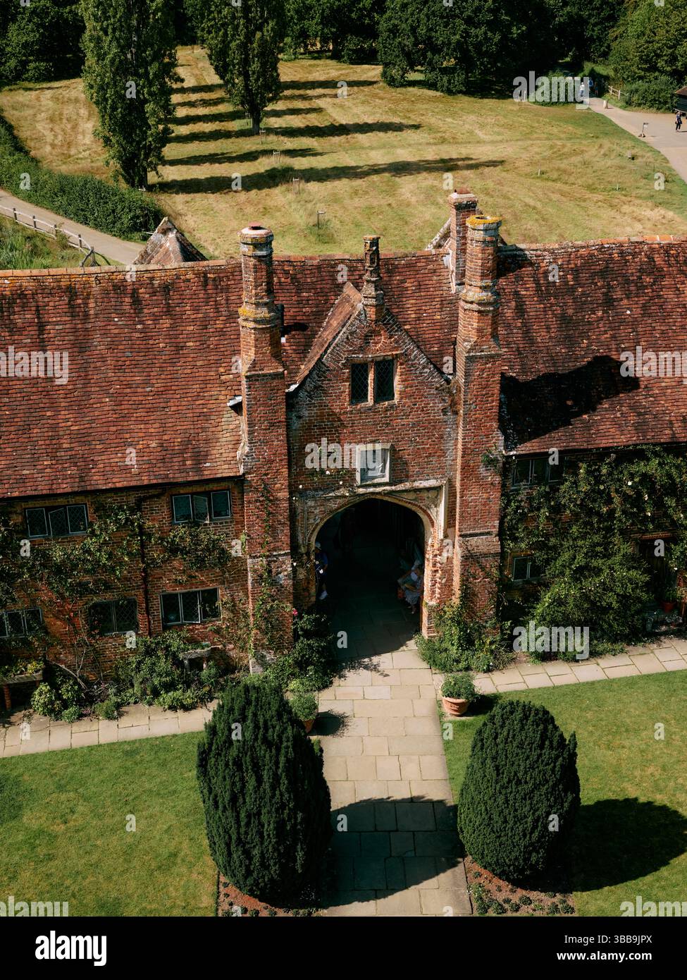 The entrance to Sissinghurst Castle Garden in summer, Sissinghurst in ...