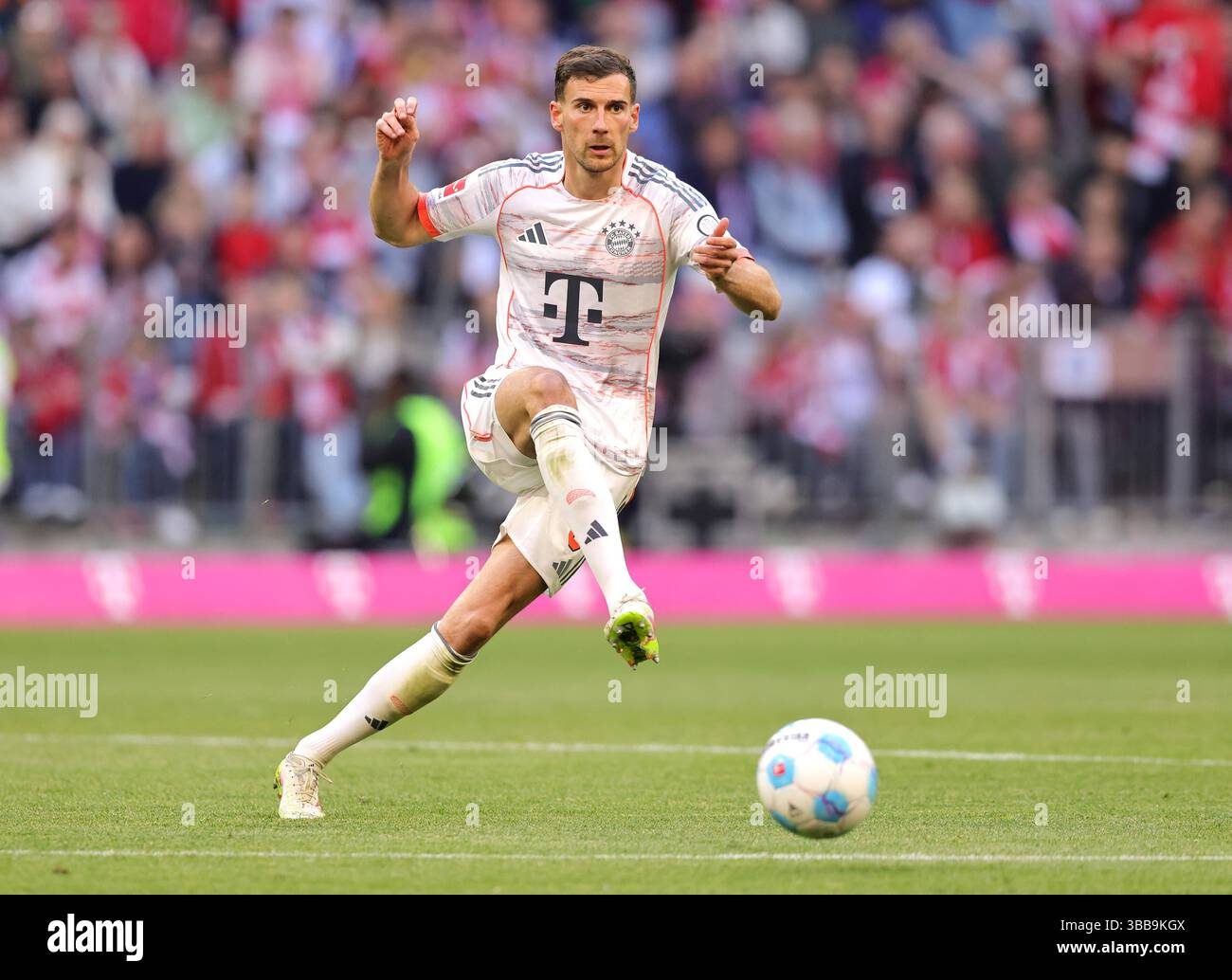 Leon goretzka fc bayern munich plays a ball hi-res stock photography ...