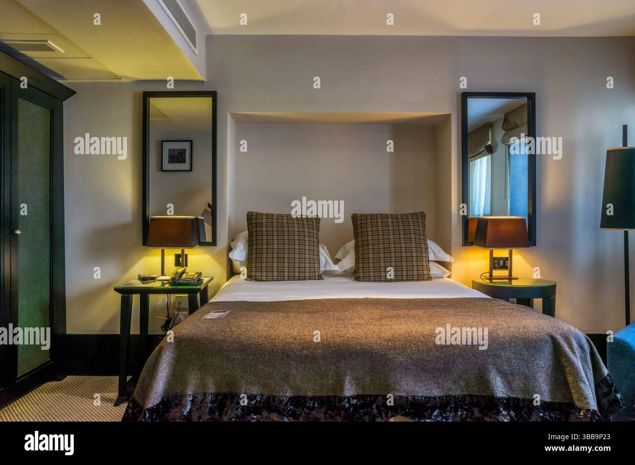 A double-bedded hotel bedroom Stock Photo - Alamy