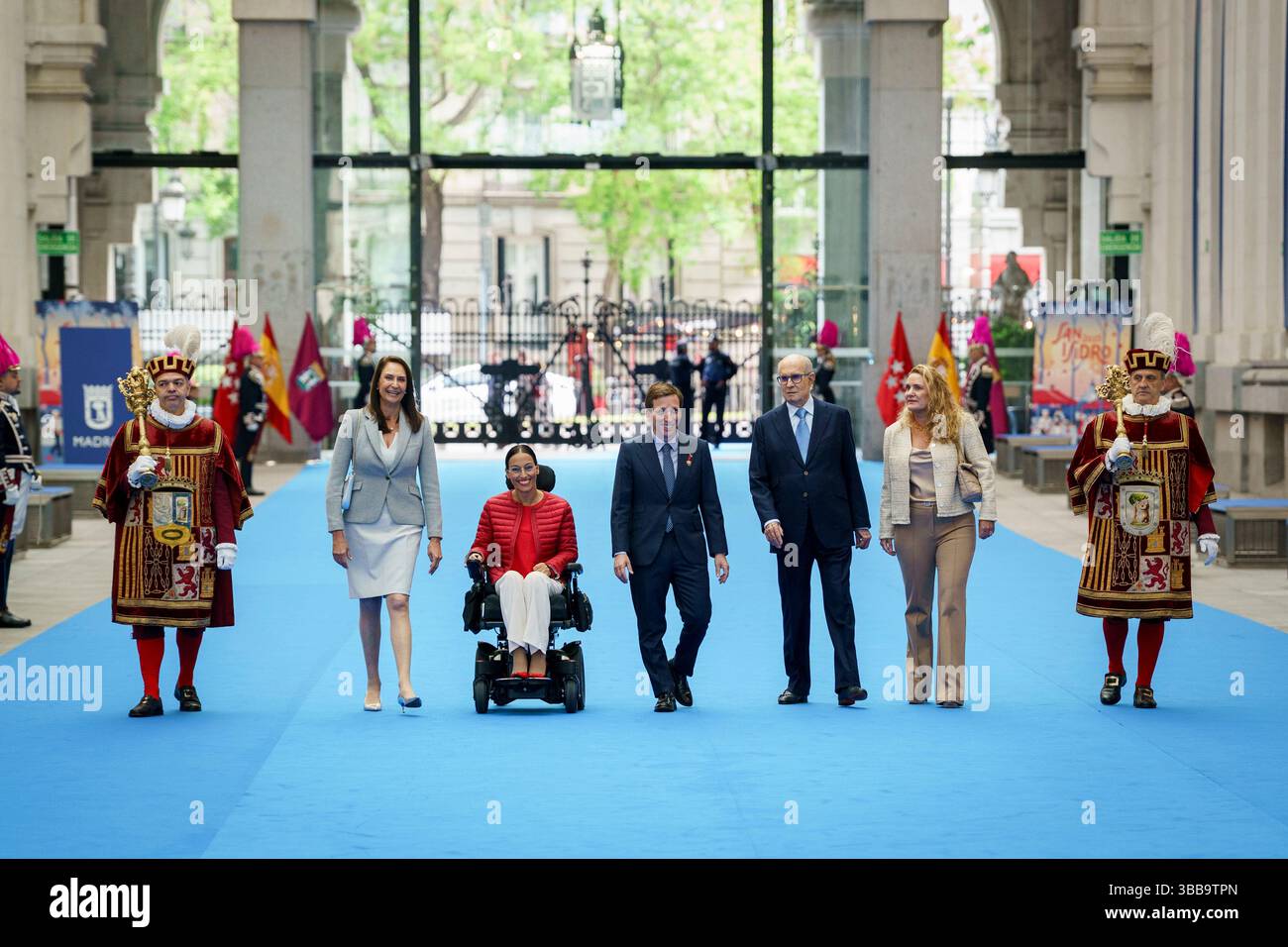 The Mayor of Madrid, José Luis Martínez-Almeida (c), poses with the ...