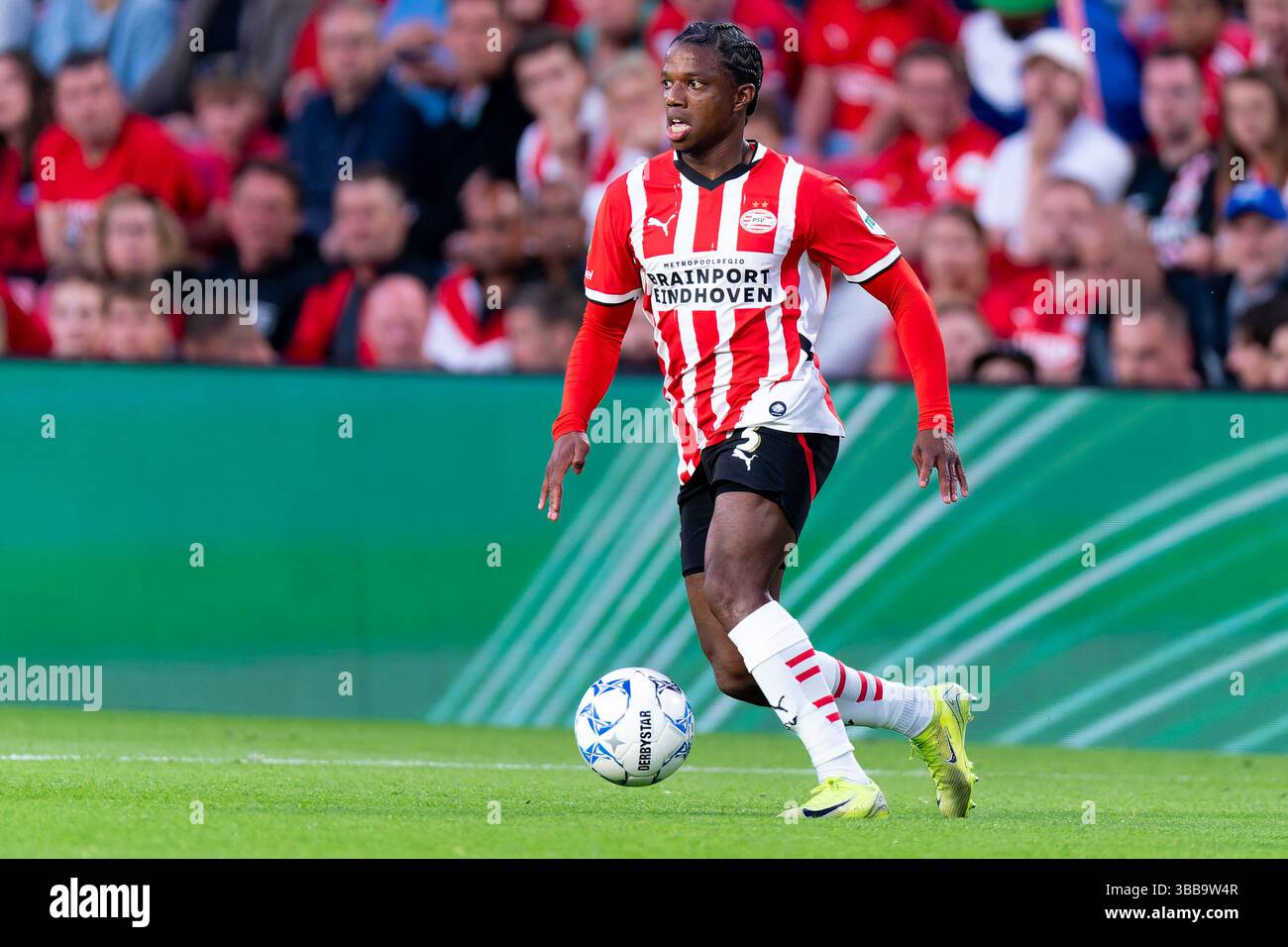 EINDHOVEN, NETHERLANDS - MAY 14: Tyrell Malacia of PSV in action during ...