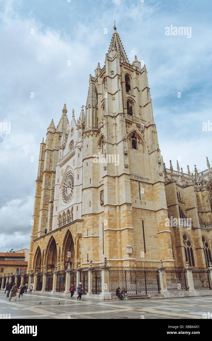 Cathedrals of leon hi-res stock photography and images - Alamy