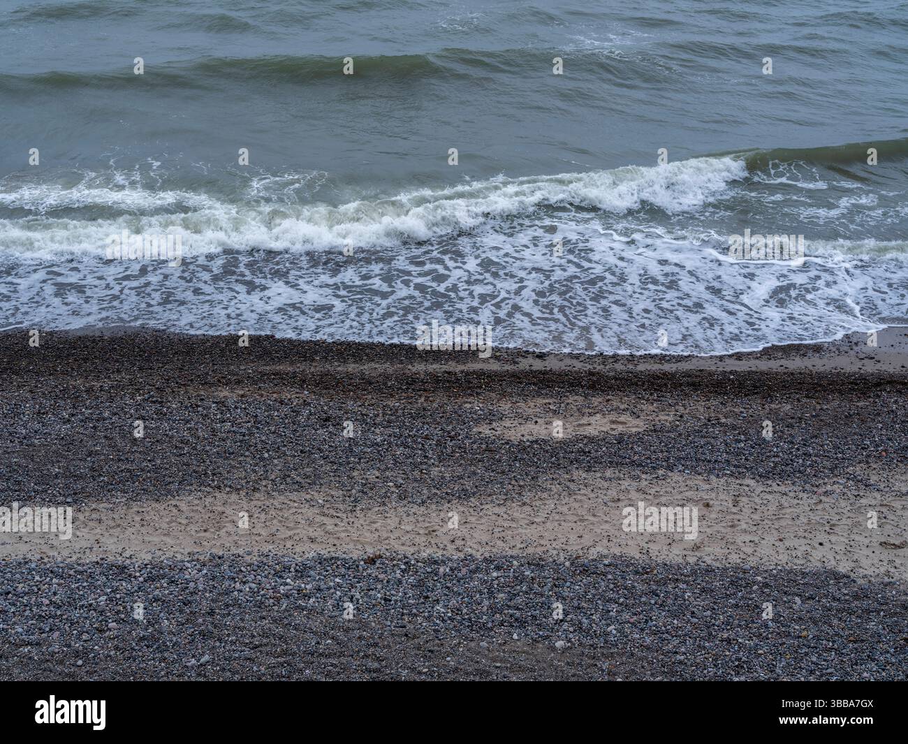 Ostsee-Strand mit Kieselsteinen an der Steilküste mit Gespensterwald ...