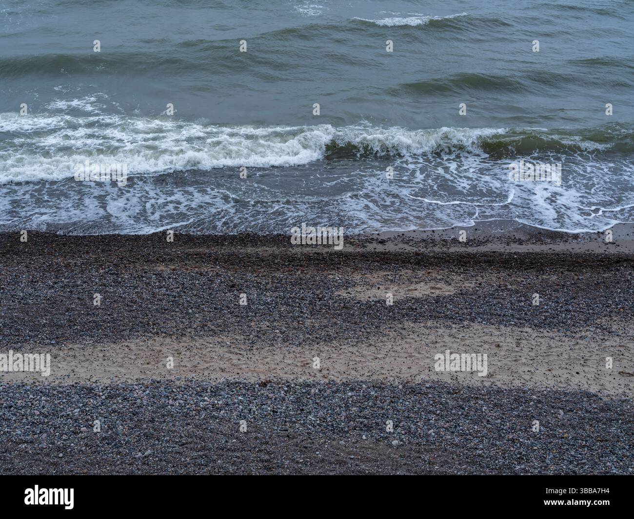 Ostsee-Strand mit Kieselsteinen an der Steilküste mit Gespensterwald ...