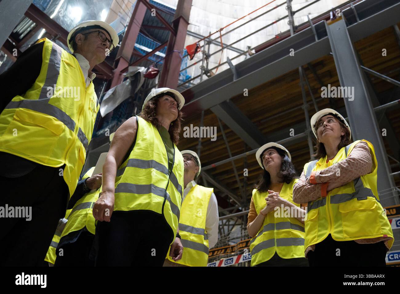 Councilor Sílvia Paneque (1r) and Deputy Mayor Laia Bonet (2l) visit ...