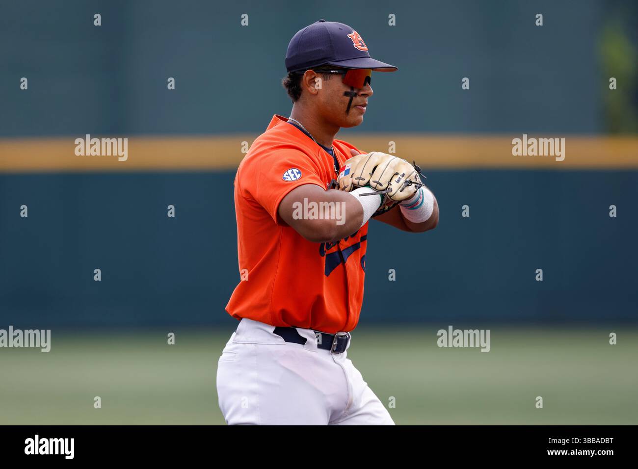 Auburn Tigers third baseman Eric Guevara (8) on defense against the ...