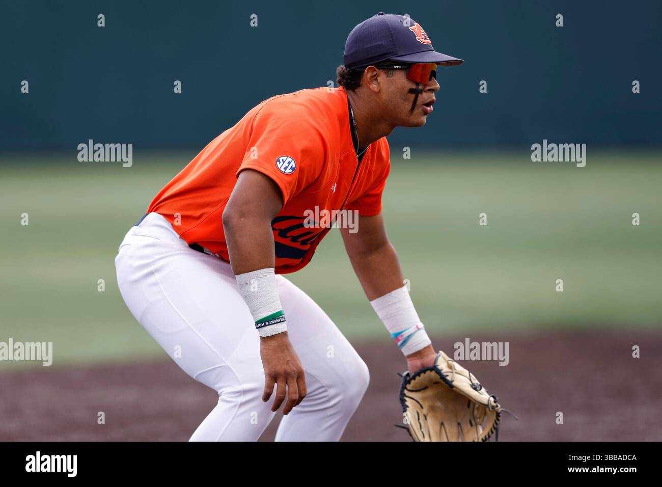 Auburn Tigers third baseman Eric Guevara (8) on defense against the ...