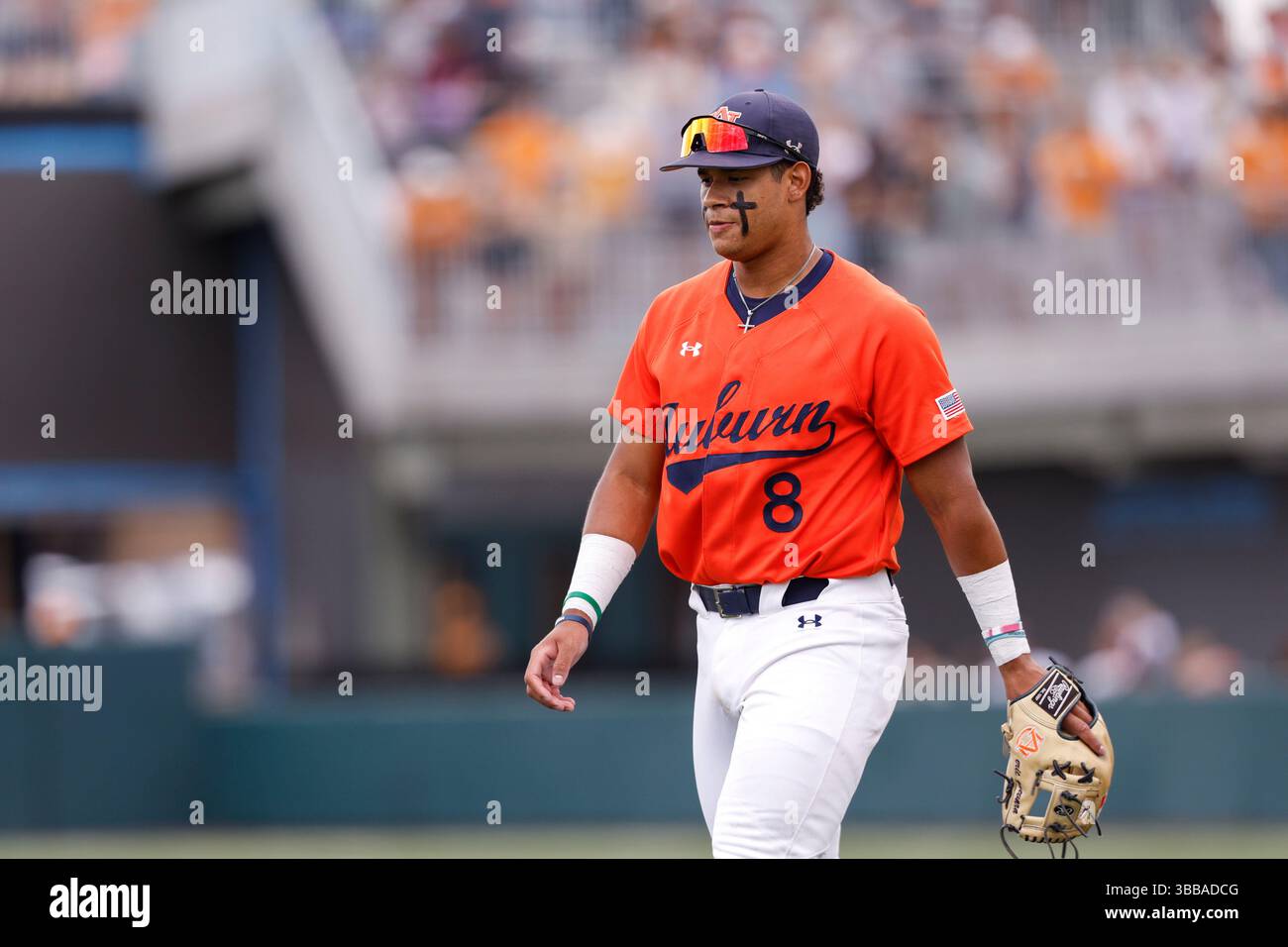Auburn Tigers third baseman Eric Guevara (8) on defense against the ...