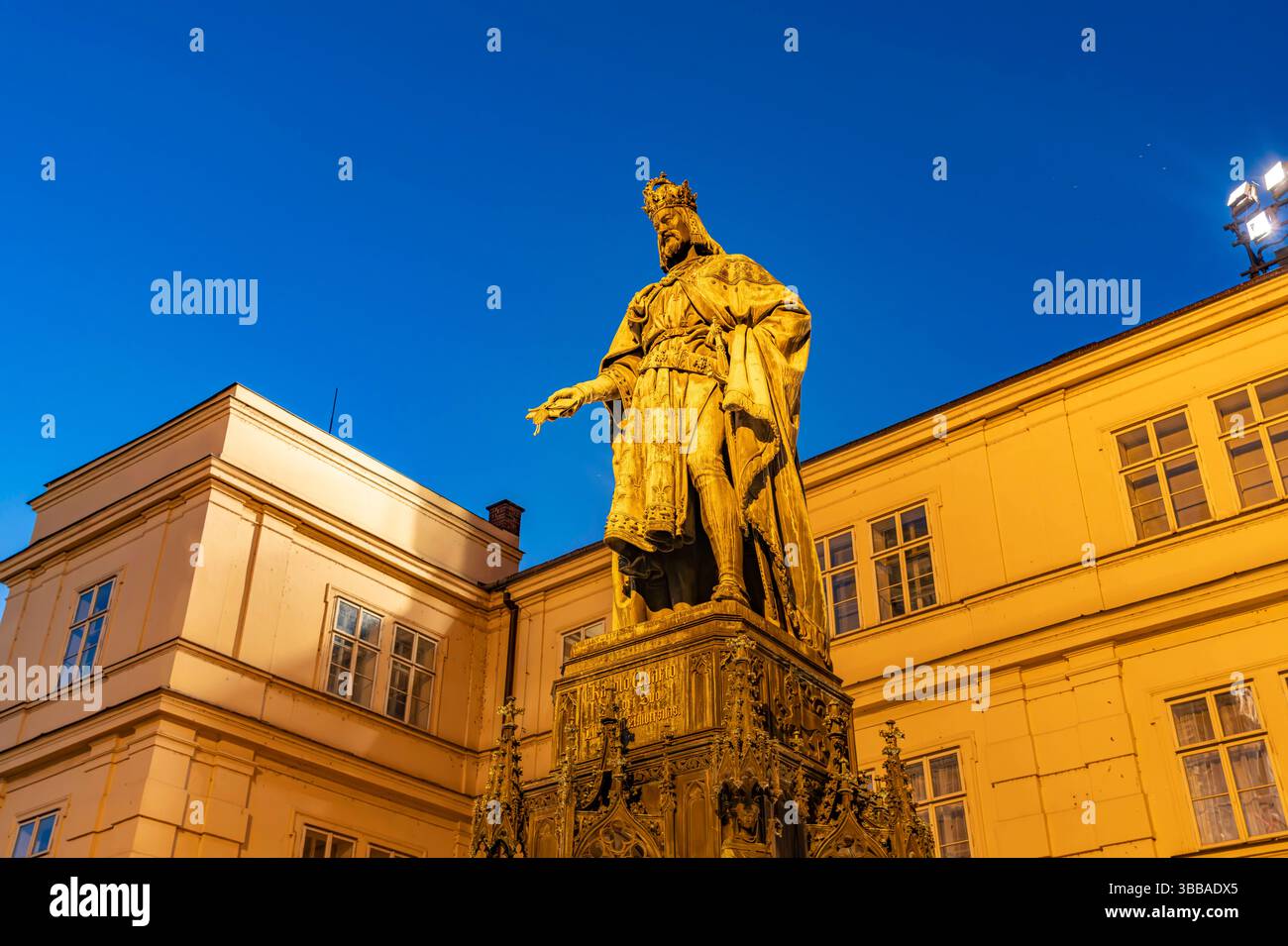 Statue Karl IV Denkmal von Kaiser Karl IV. auf dem Kreuzherrenplatz in ...