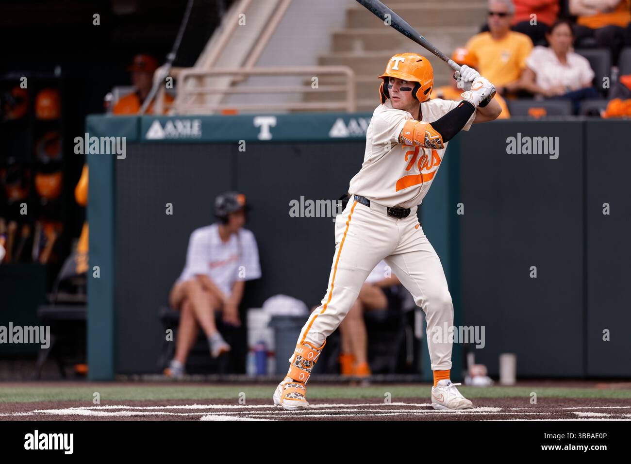 Tennessee Volunteers catcher Cannon Peebles (5) at bat against the ...