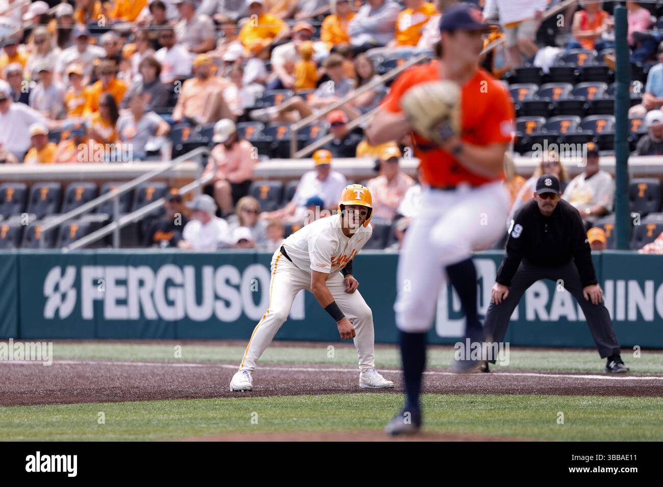 Tennessee Volunteers center fielder Hunter Ensley (9) leads off against ...