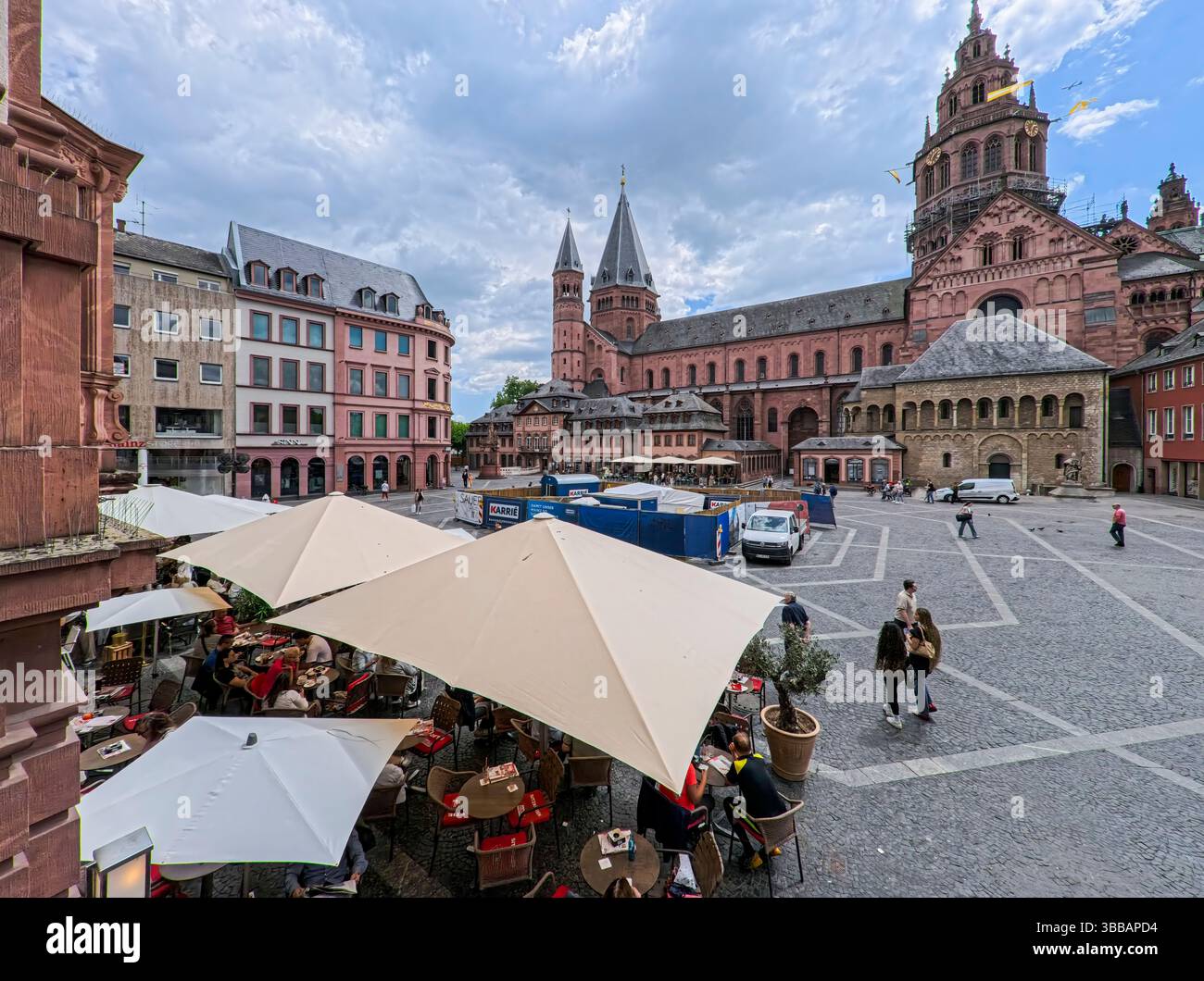 Mainz, Germany. 15th May, 2025. Umbrellas provide shade for guests on ...