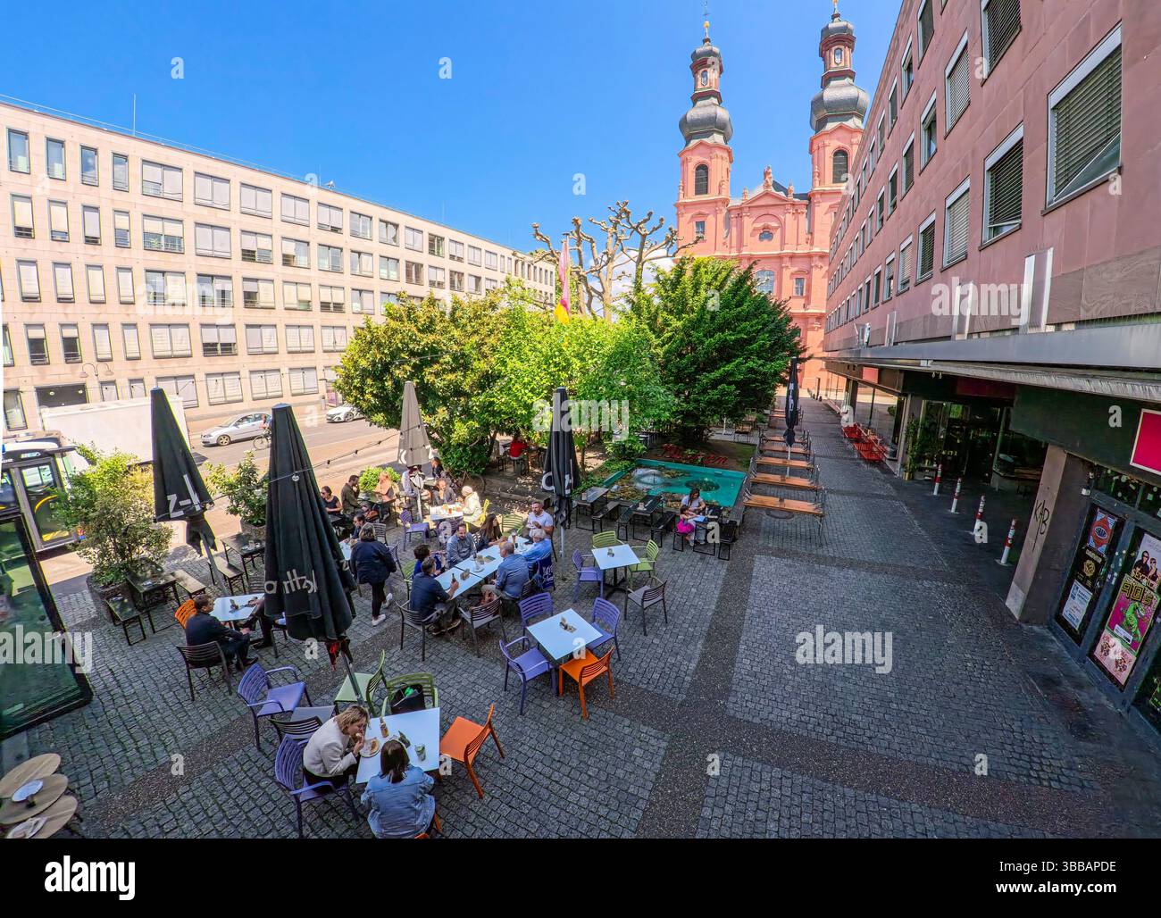 Mainz, Germany. 15th May, 2025. Guests sit in the area of an outdoor ...