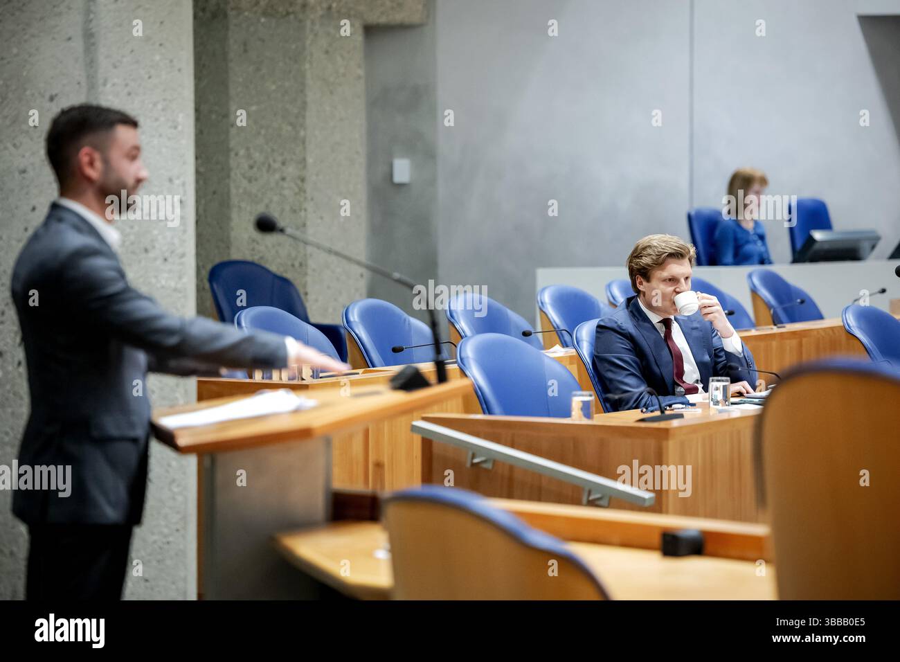 DEN HAAG - Stephan van Baarle (DENK) and Defense Minister Ruben ...