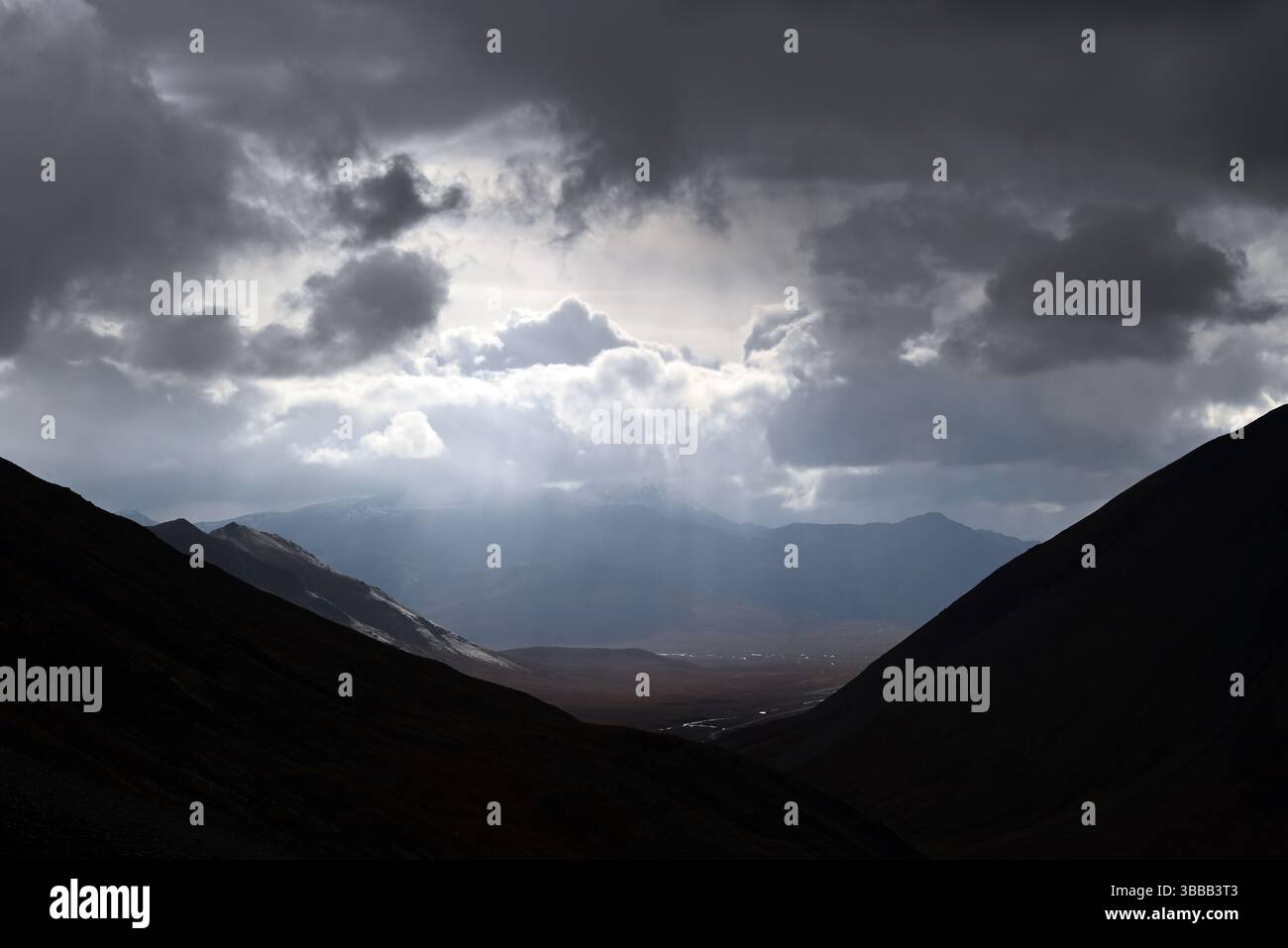 The Atigun Pass crosses the Continental Divide mountains in the far ...