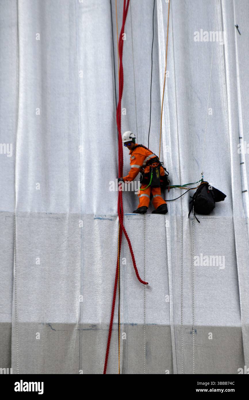 Workers install a shimmering wrapper to envelop Paris landmark, the Arc ...