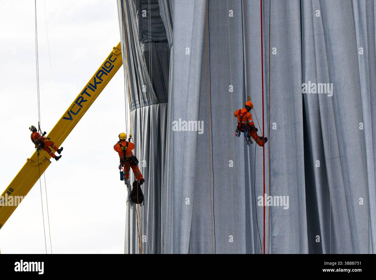 Workers install a shimmering wrapper to envelop Paris landmark, the Arc ...