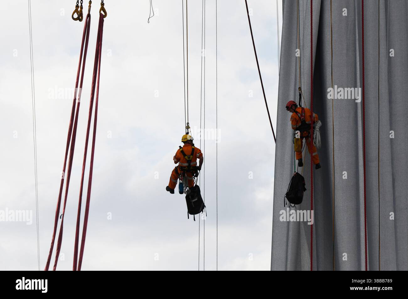 Workers install a shimmering wrapper to envelop Paris landmark, the Arc ...