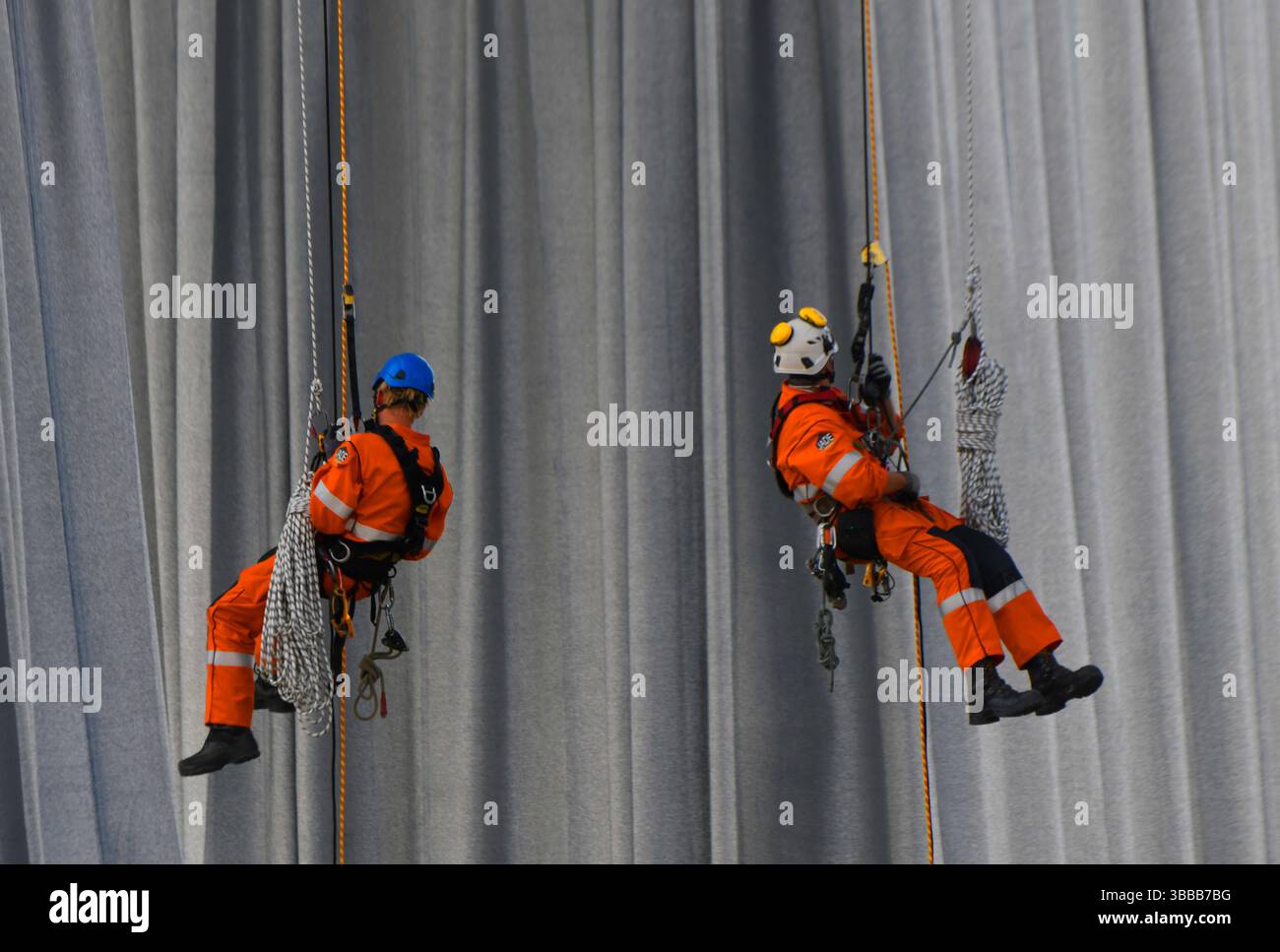 Workers install a shimmering wrapper to envelop Paris landmark, the Arc ...
