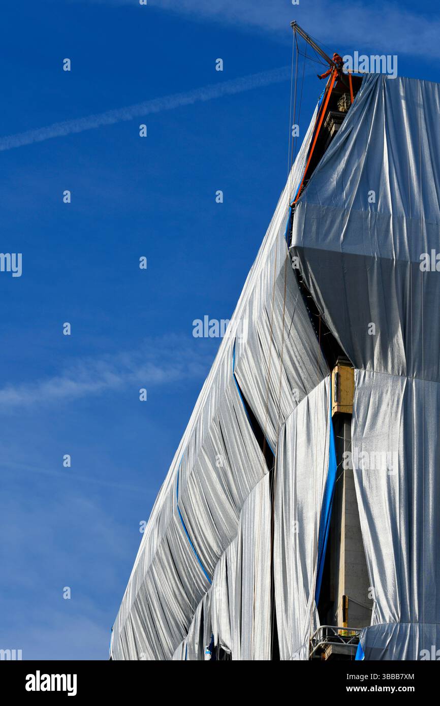 Workers install a shimmering wrapper to envelop Paris landmark, the Arc ...