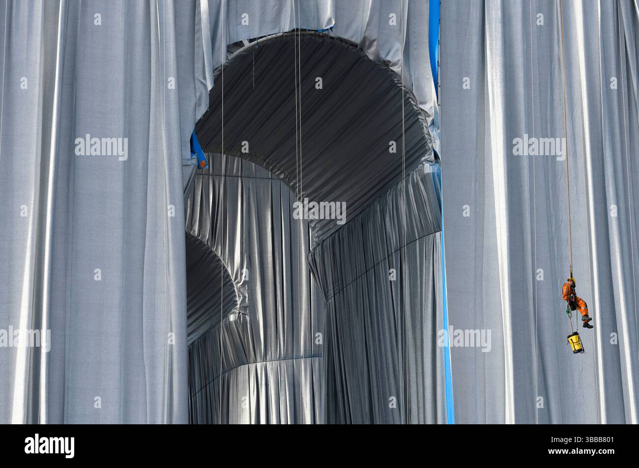 Workers install a shimmering wrapper to envelop Paris landmark, the Arc ...