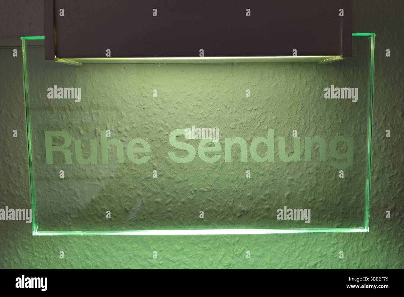 RECORD DATE NOT STATED Bonn Symbolfoto: Leuchtschild Ruhe Sendung , 14. ...