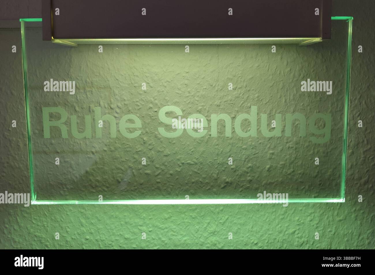 RECORD DATE NOT STATED Bonn Symbolfoto: Leuchtschild Ruhe Sendung , 14. ...