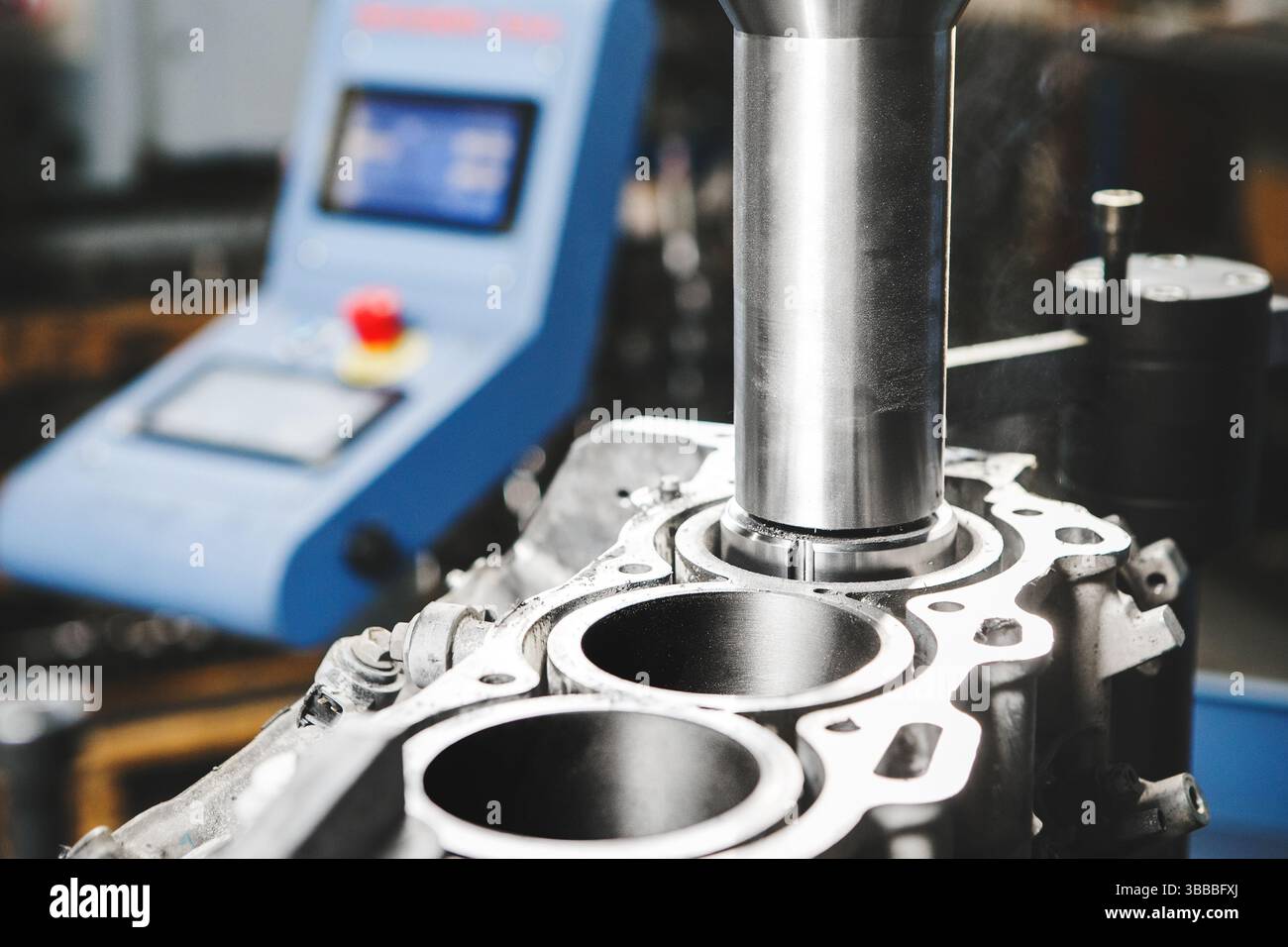 Repair and elimination of engine score. Service Boring under the piston after engine sleeve ...