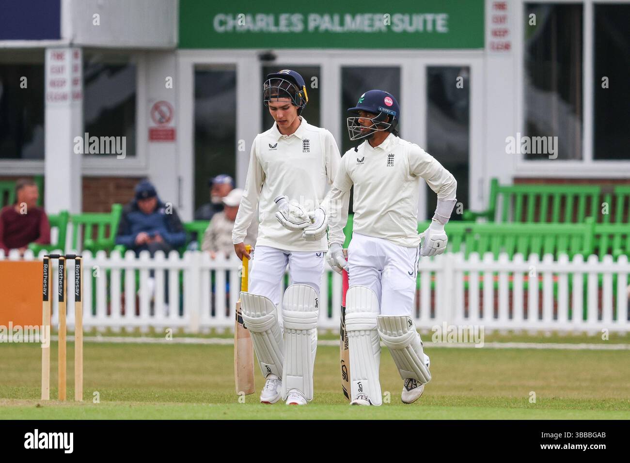 Leicester, UK. 15th May, 2025. #8, Seb Morgan of Middlesex chats with ...