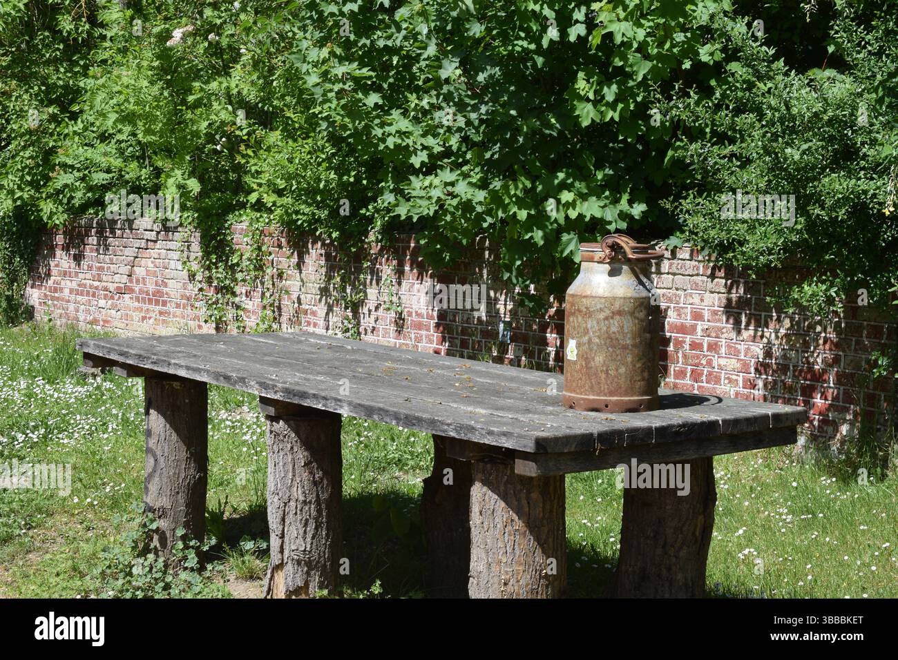 On plot land stands hi-res stock photography and images - Alamy