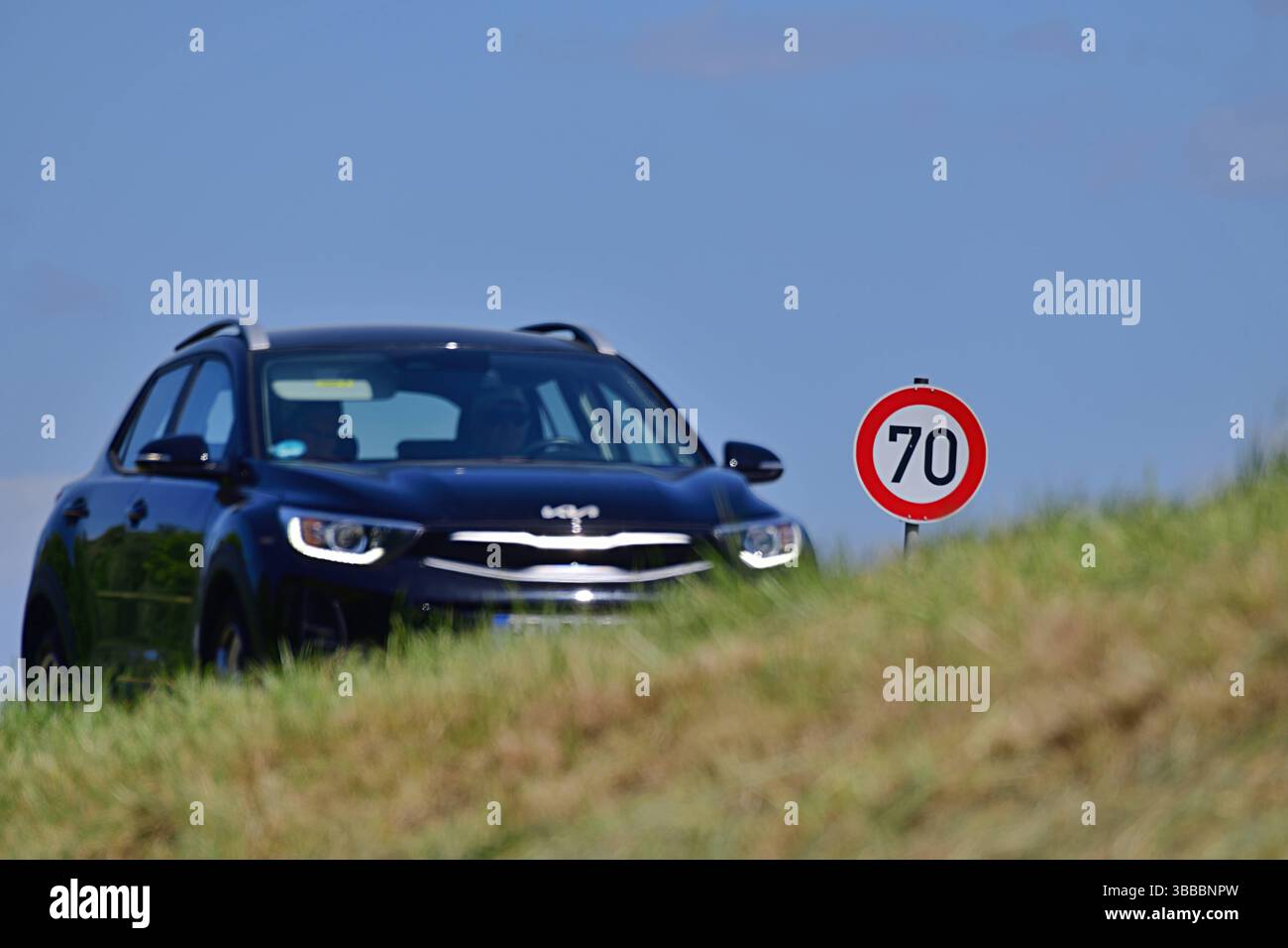 15.5.2025 Tempolimit Verkehr auf einer Landstraße, ein Auto passiert ...