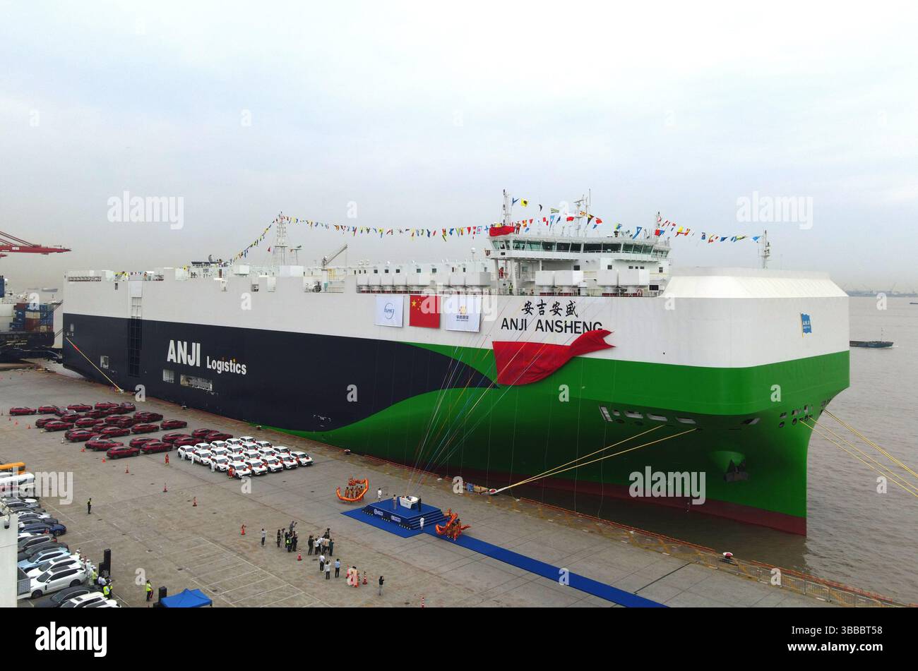 (250515) -- SHANGHAI, May 15, 2025 (Xinhua) -- An aerial drone photo ...