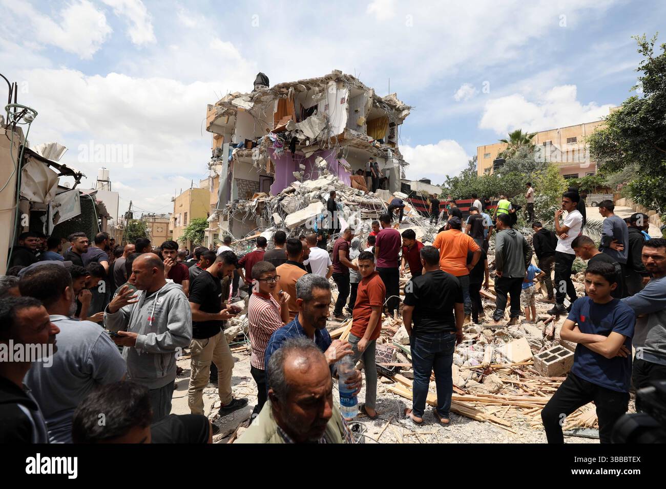 Tubas, Palestinian Territories. 15th May, 2025. Palestinians inspect ...