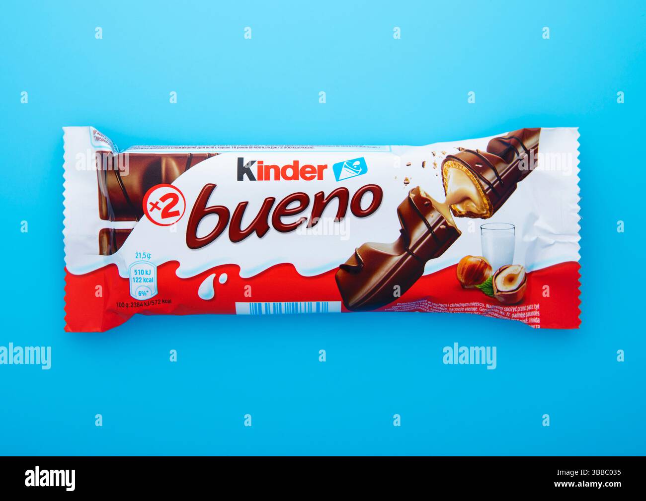 Kinder bueno bar milk hi-res stock photography and images - Alamy