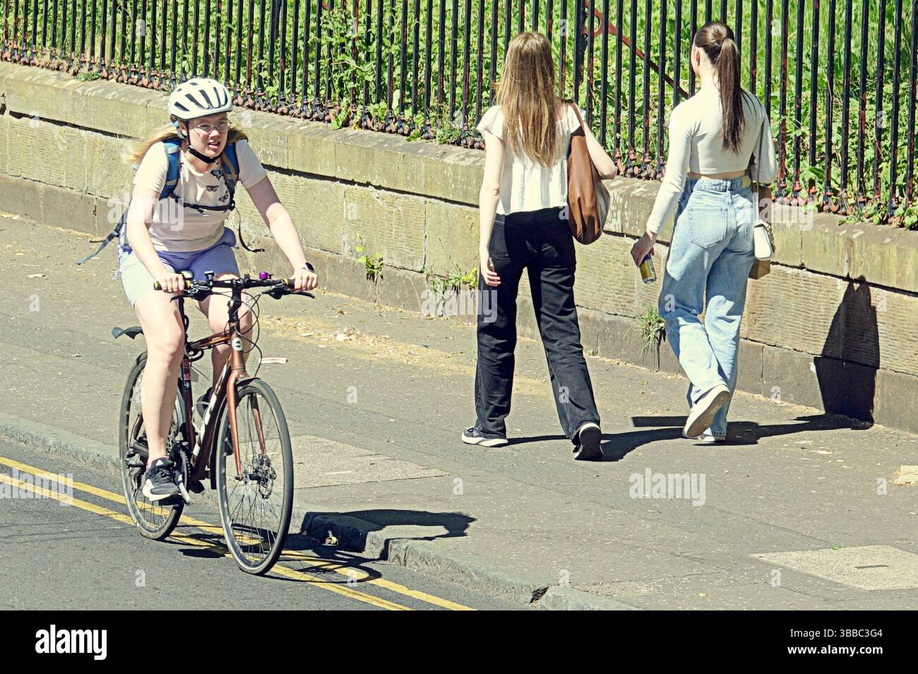 Glasgow, Scotland, UK. 15th May April, 2025. UK Weather: Very hot and ...