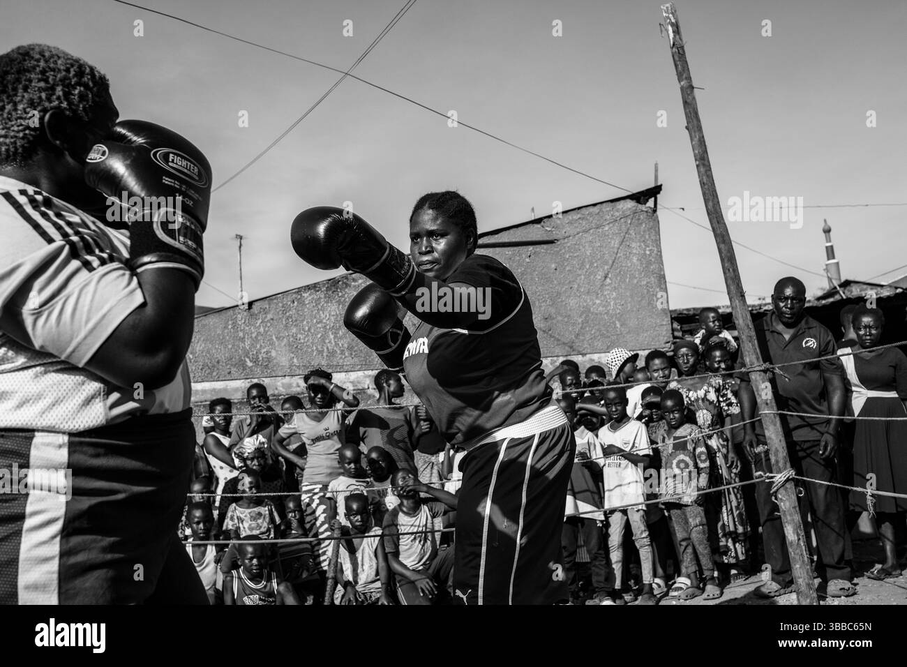 Boxing in Kampala, Katanga slu, Africa Stock Photo - Alamy
