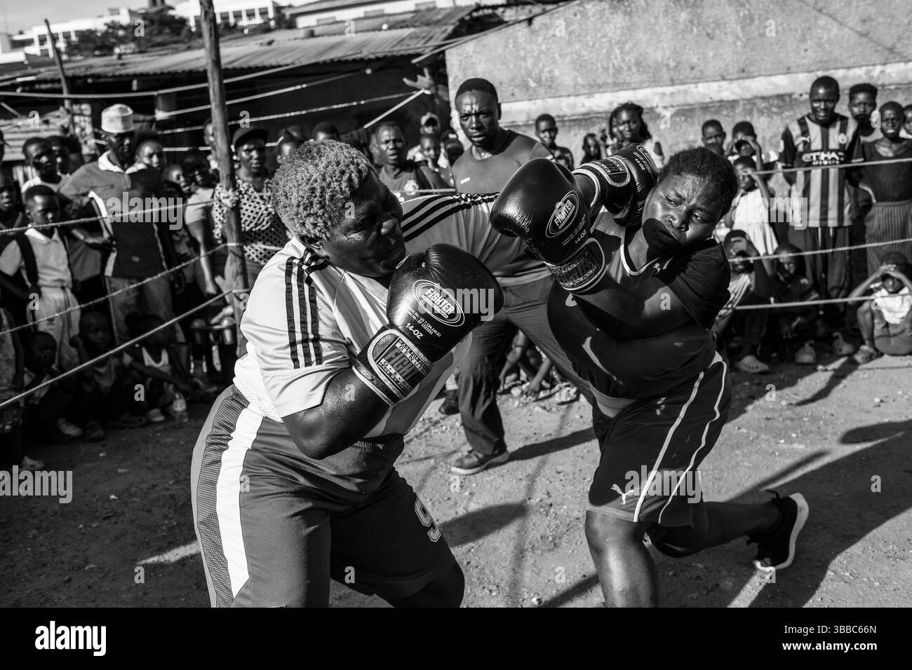 Boxing in Kampala, Katanga slu, Africa Stock Photo - Alamy