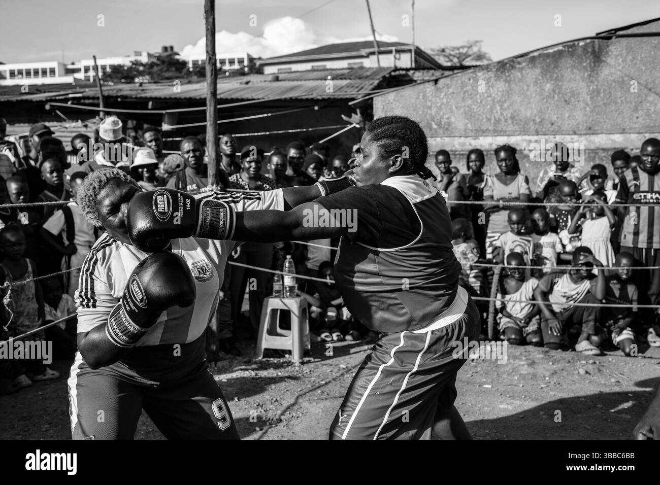 Boxing in Kampala, Katanga slu, Africa Stock Photo - Alamy